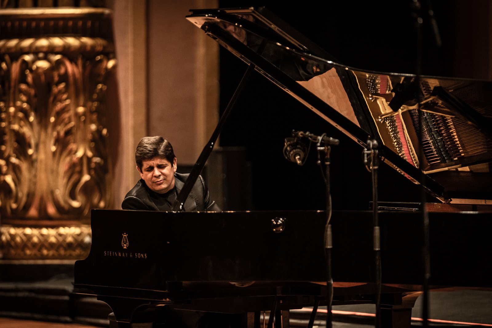 O espanhol Javier Perianes: um pianista de gosto impecável e refinado ...