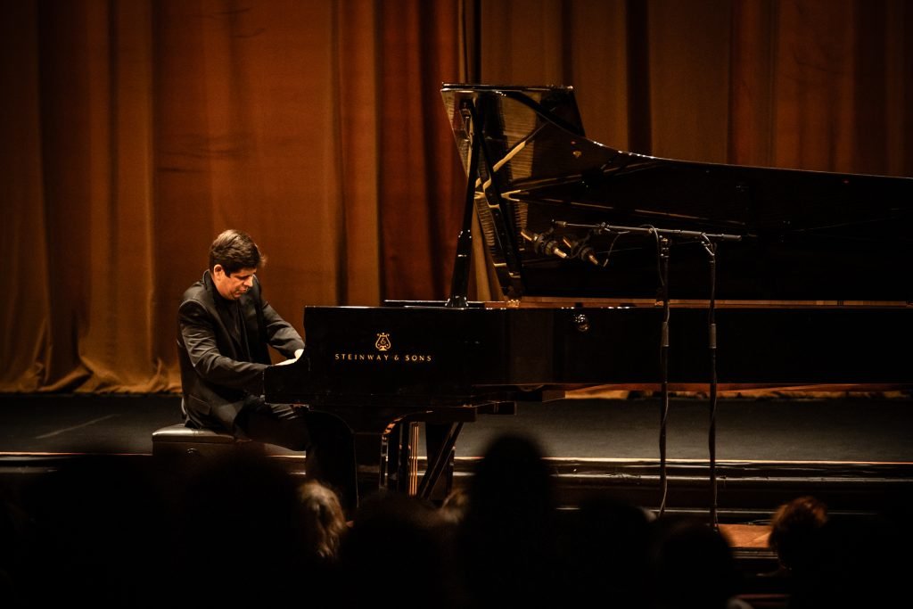 O espanhol Javier Perianes: um pianista de gosto impecável e refinado ...